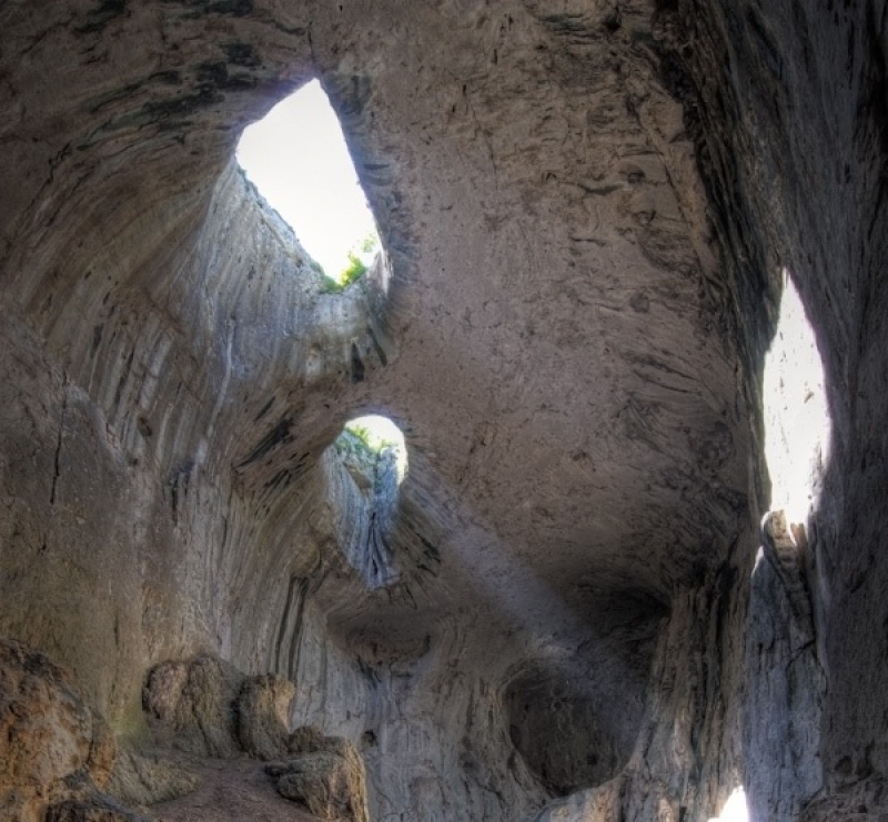 Божиите очи: пещера Проходна - парк Панега